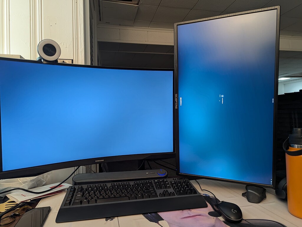 Boot-up Lock screen displays incorrect monitor configuration - correct after logging in ...